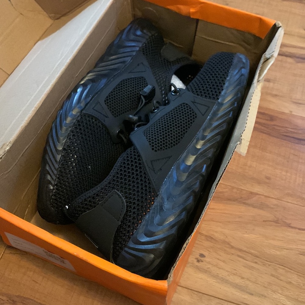 The Invincible Shoe *Brand New* Defender Size 9 - Gem